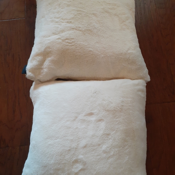 Max Studio | Bedding | Gorgeous New Max Studio 8 Square White Faux Fur ...